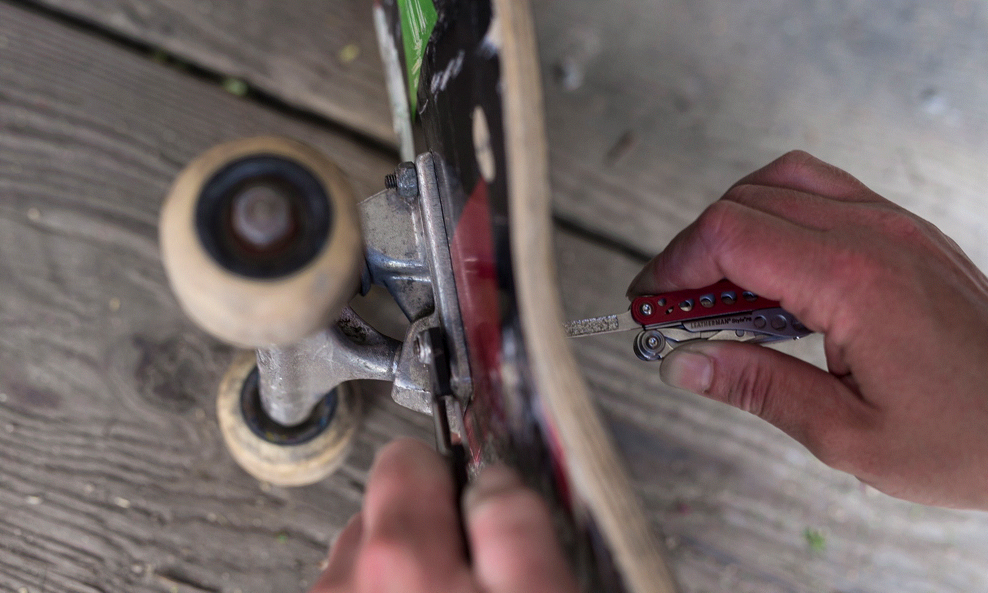 How to Set Up a New Skateboard Deck Yourself – Leatherman Tools
